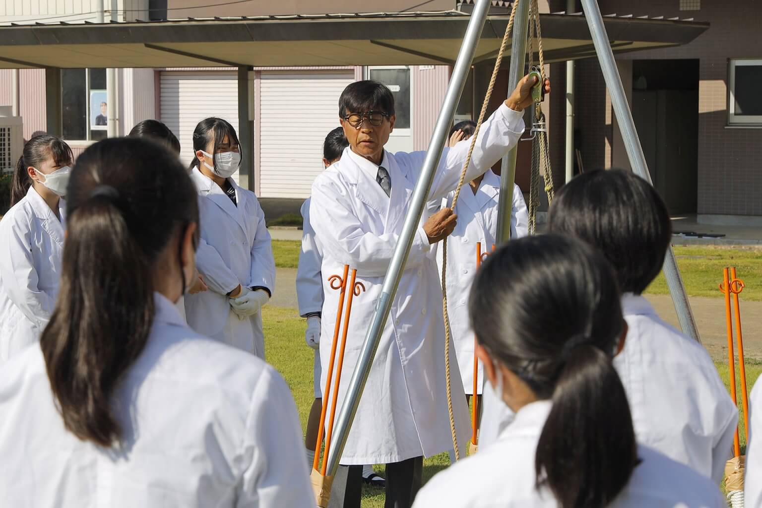 グラウンドに巨大装置が登場！？（中3理科授業より） - 大妻嵐山中学校・高等学校